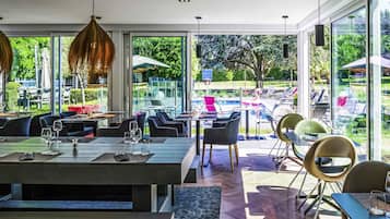 Pequenos-almoços, almoços, jantares servidos, cozinha francesa