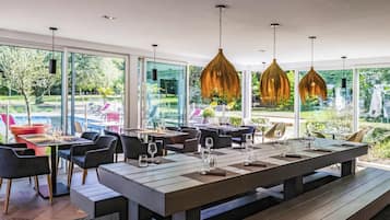 Pequenos-almoços, almoços, jantares servidos, cozinha francesa