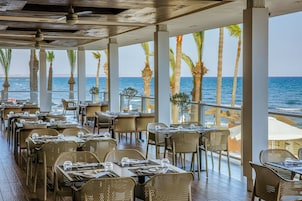 4 restaurantes, pequenos-almoços servidos, cozinha grega