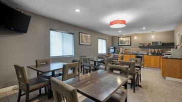 Pequeno-almoço self-service diário incluído