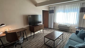 Suite, 1 quarto, não fumadores, banheira de hidromassagem (Shower Only) | Roupa de alta qualidade, cofre no quarto, secretária