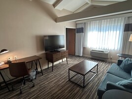 Suite, 1 cama king-size, não fumadores, banheira de hidromassagem (Shower Only) | Roupa de alta qualidade, cofre no quarto, secretária 