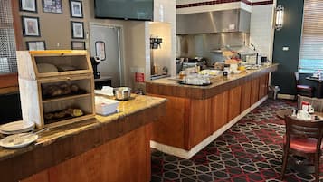Café da manhã com buffet diário (USD 17.95 por pessoa)