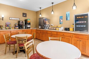 Café da manhã para viagem grátis todos os dias