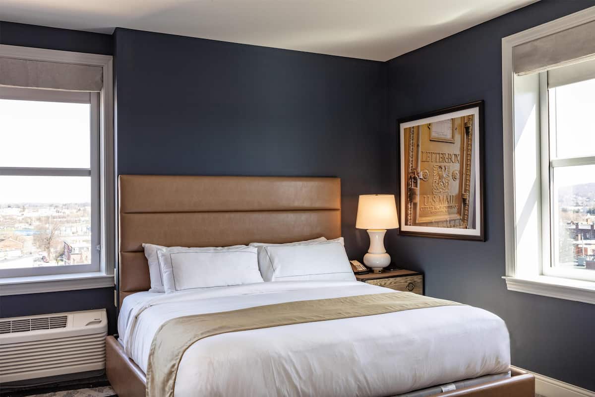 Suíte júnior, 1 cama King e sofá-cama | Edredons de pluma, camas com colchões pillow-top, cofres nos quartos