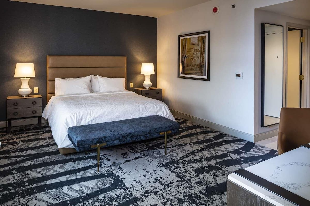 Edredons de pluma, camas com colchões pillow-top, cofres nos quartos