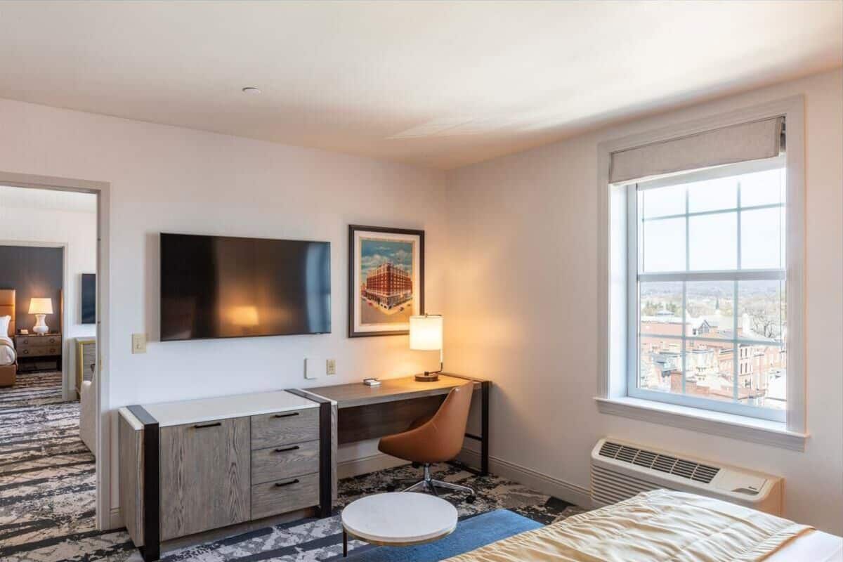 Edredons de pluma, camas com colchões pillow-top, cofres nos quartos