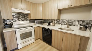 Suite, 1 cama king-size, não fumadores, varanda | Kitchenette privada | Um frigorífico, um micro-ondas, uma cafeteira/bule