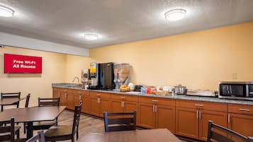 Café da manhã com buffet grátis todos os dias
