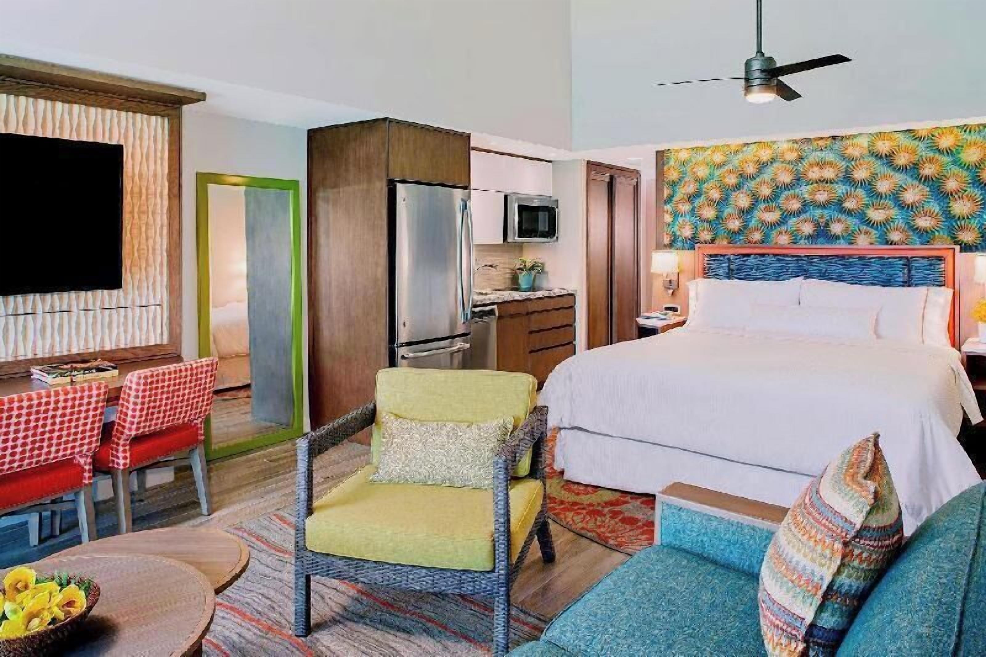 Minibar, cofre com capacidade para portátil, secretária 