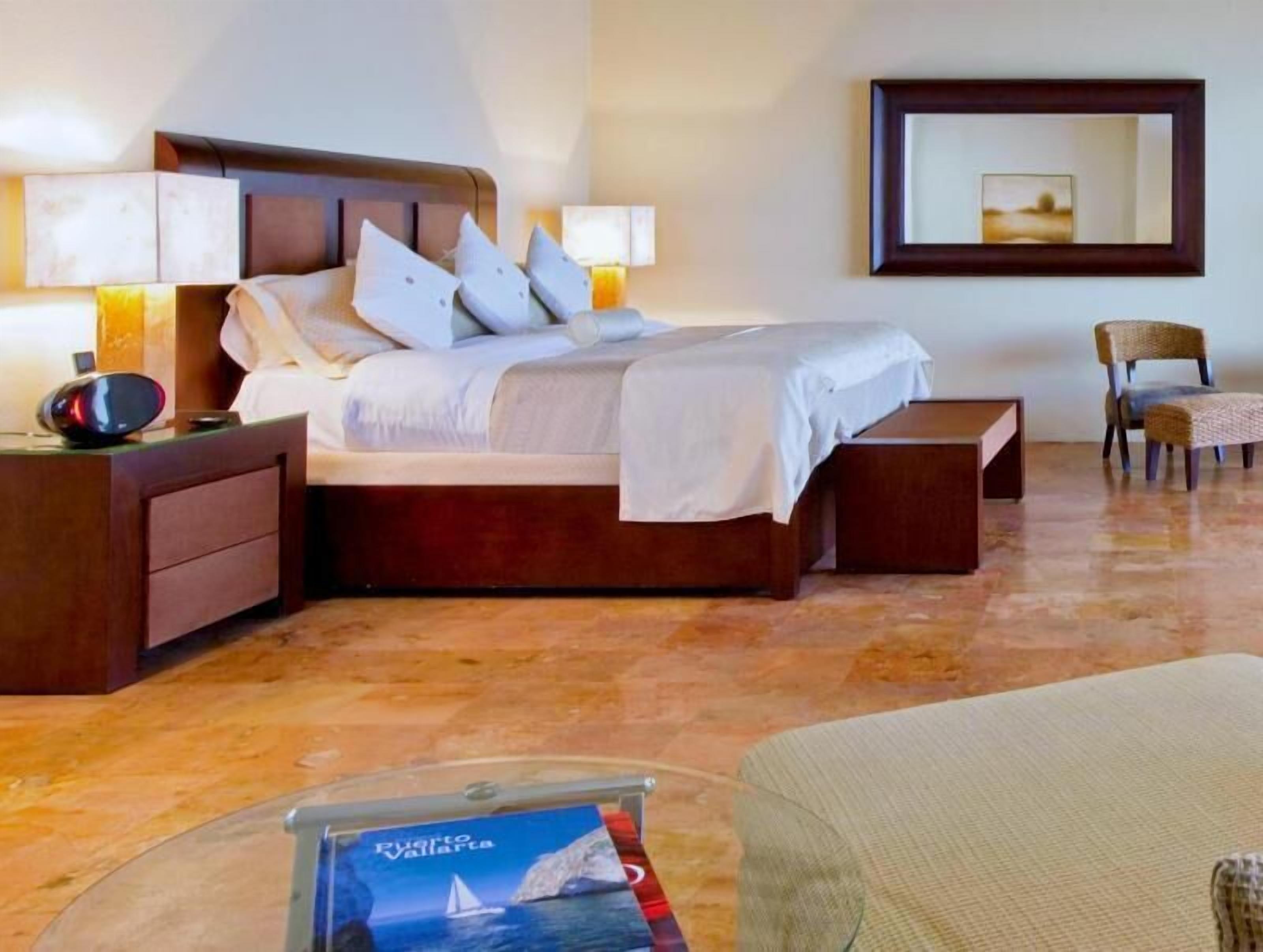 Minibar, cofre com capacidade para portátil, secretária 