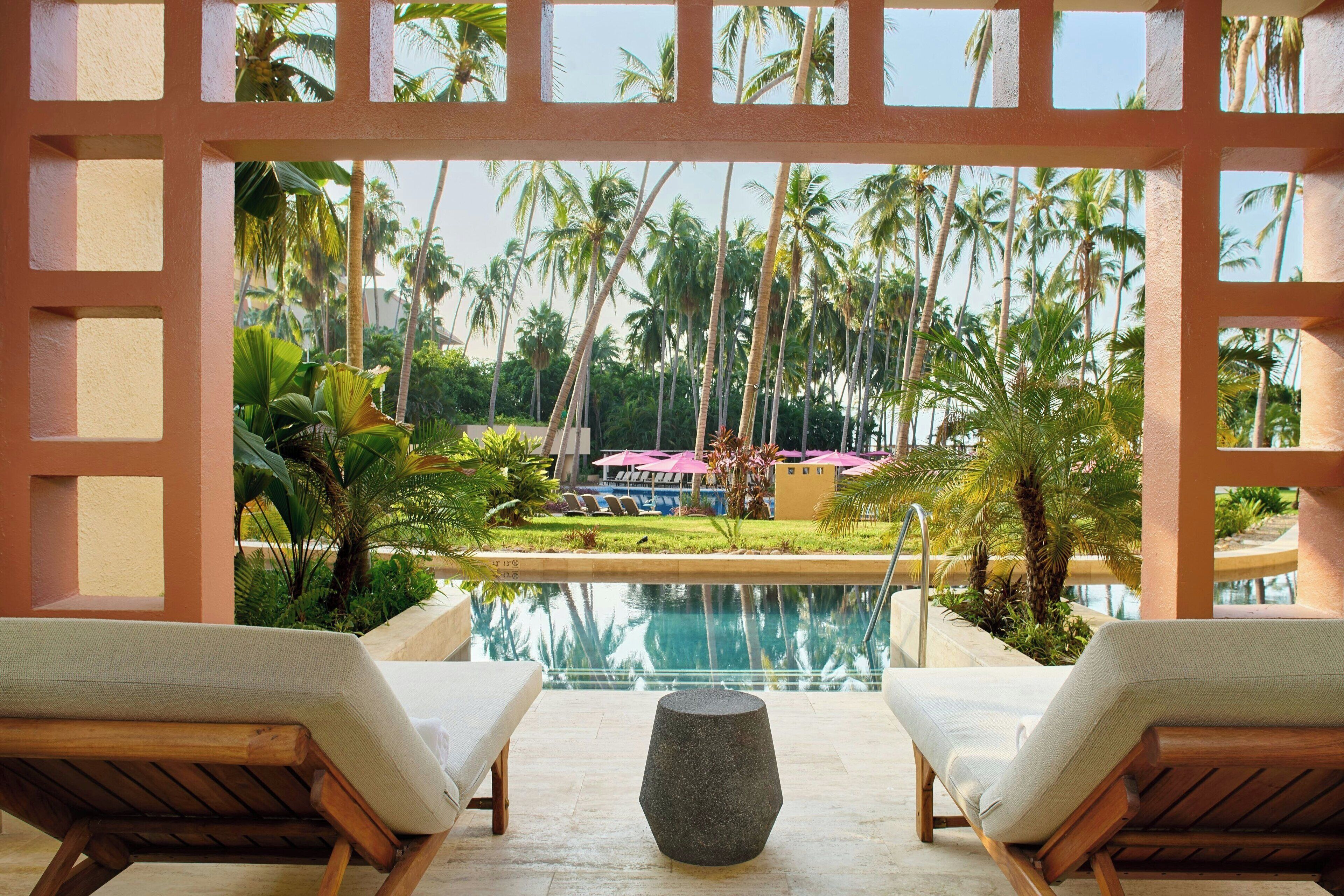 Minibar, cofre com capacidade para portátil, secretária 