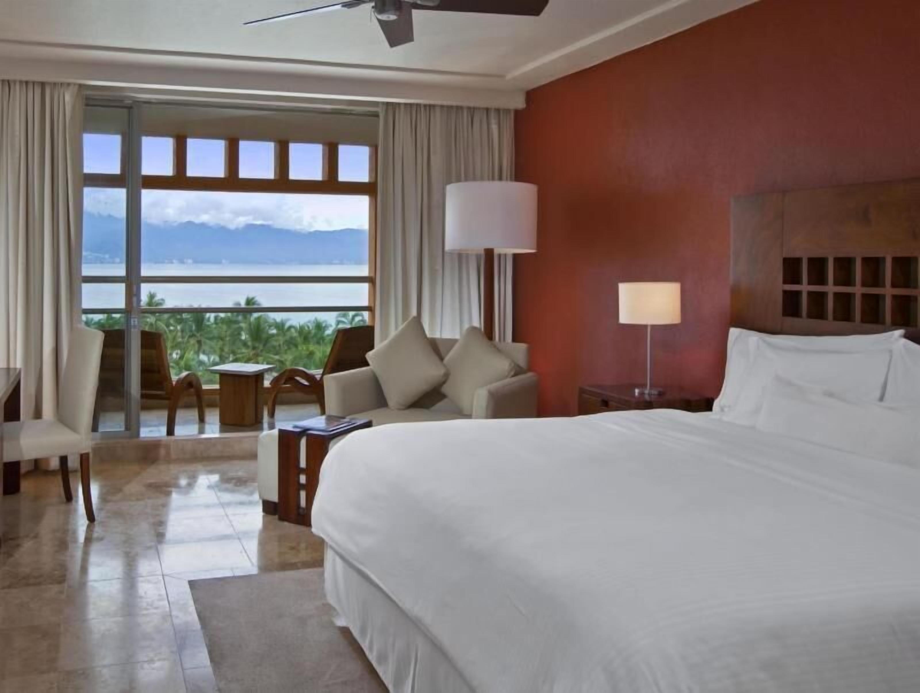 Minibar, cofre com capacidade para portátil, secretária 