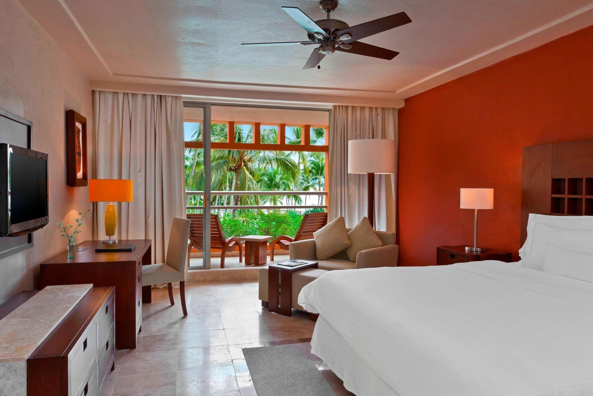 Minibar, cofre com capacidade para portátil, secretária 