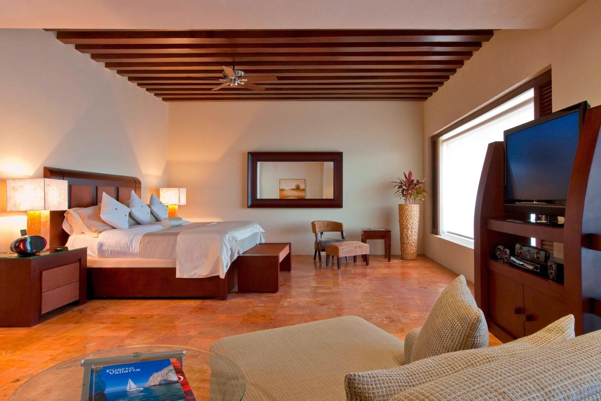 Minibar, cofre com capacidade para portátil, secretária 