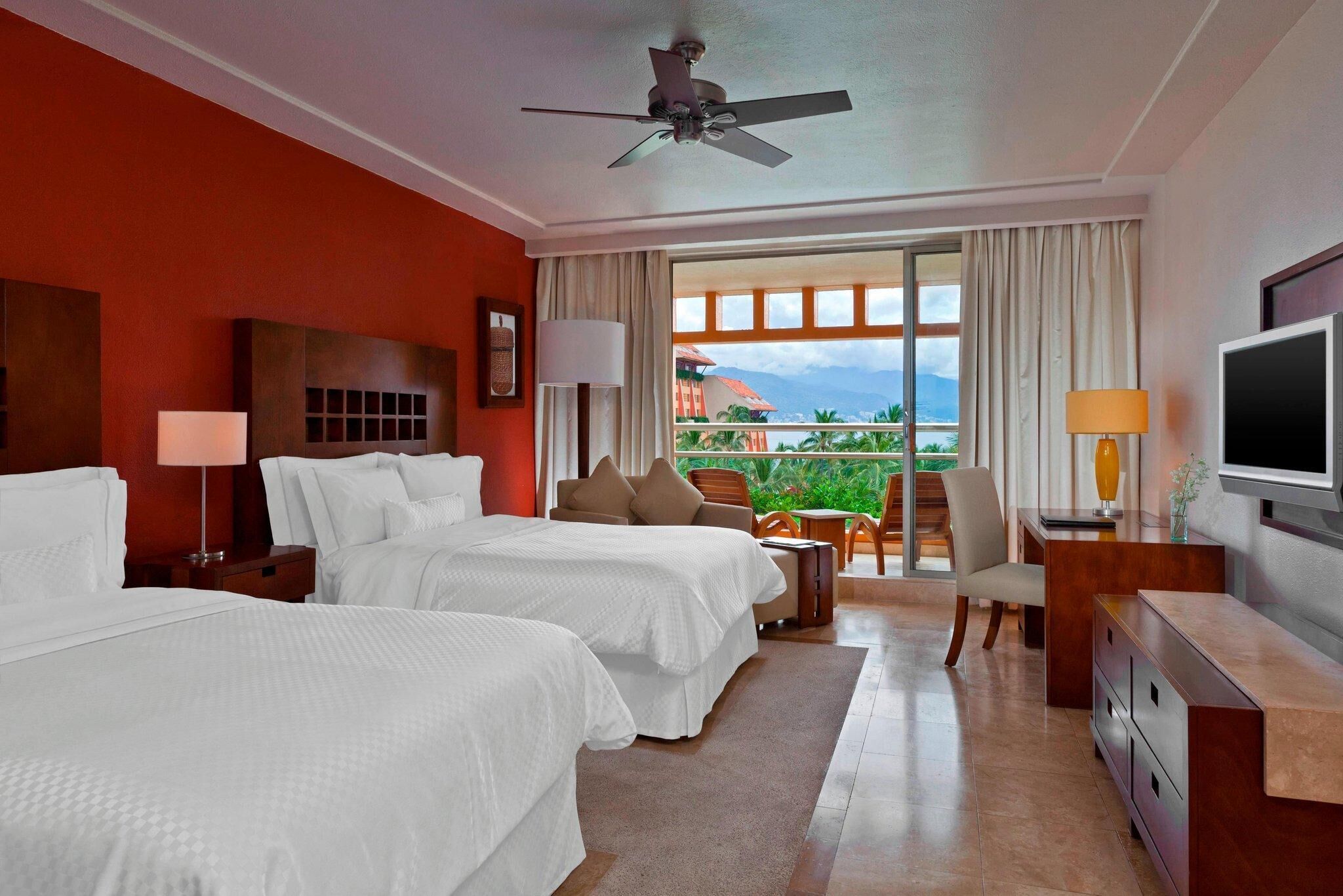 Minibar, cofre com capacidade para portátil, secretária 