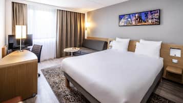 Roupa de alta qualidade, cofre no quarto, secretária