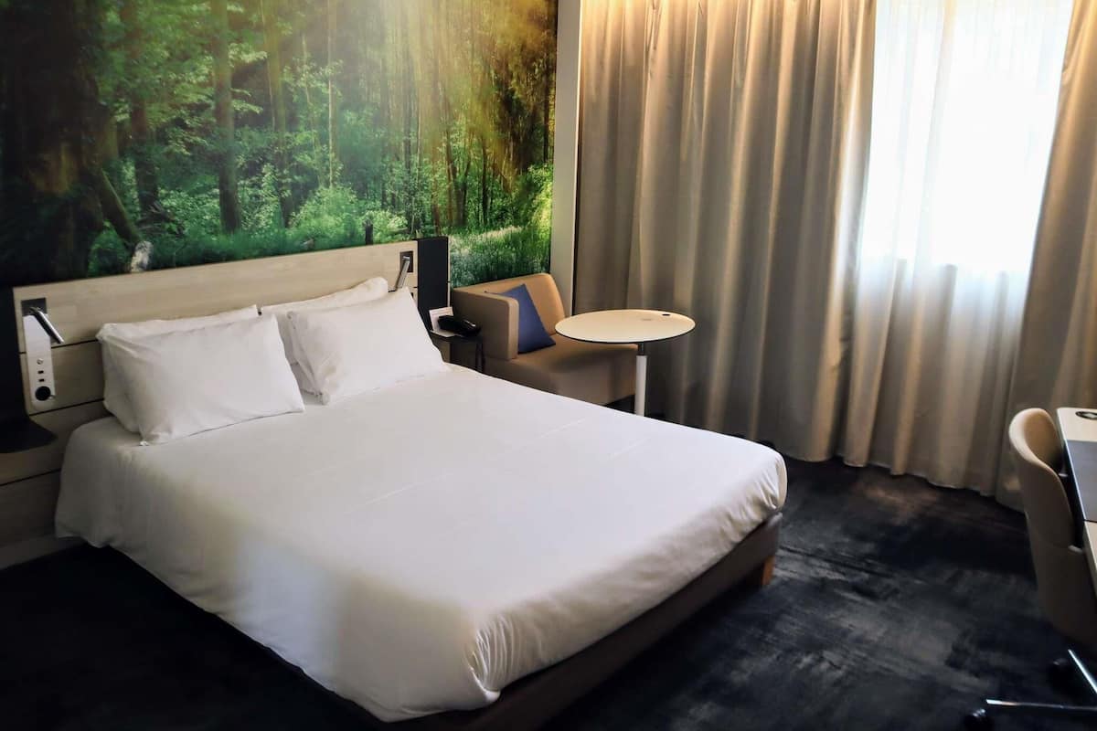Quarto superior, 1 cama Queen, acessível | Roupas de cama premium, frigobar, cofres nos quartos, cortinas blackout