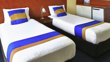 Quarto, 2 camas individuais | Secretária, cortinas/cortinados opacos, quartos insonorizados