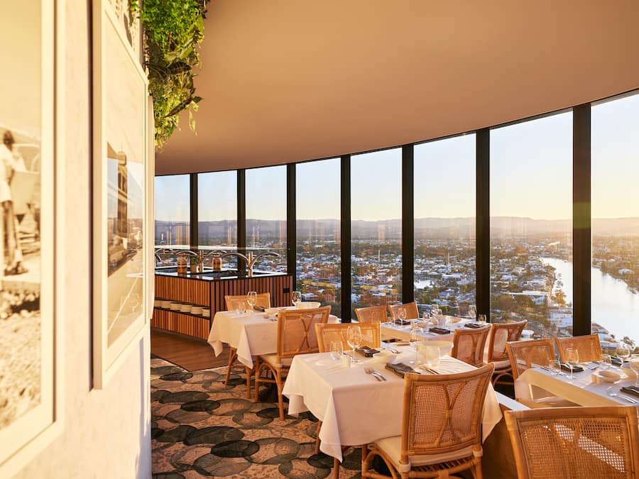 3 restaurantes, é servido café da manhã