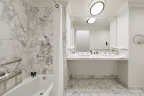 Produtos de higiene exclusivos, um secador de cabelo, roupões, chinelos 