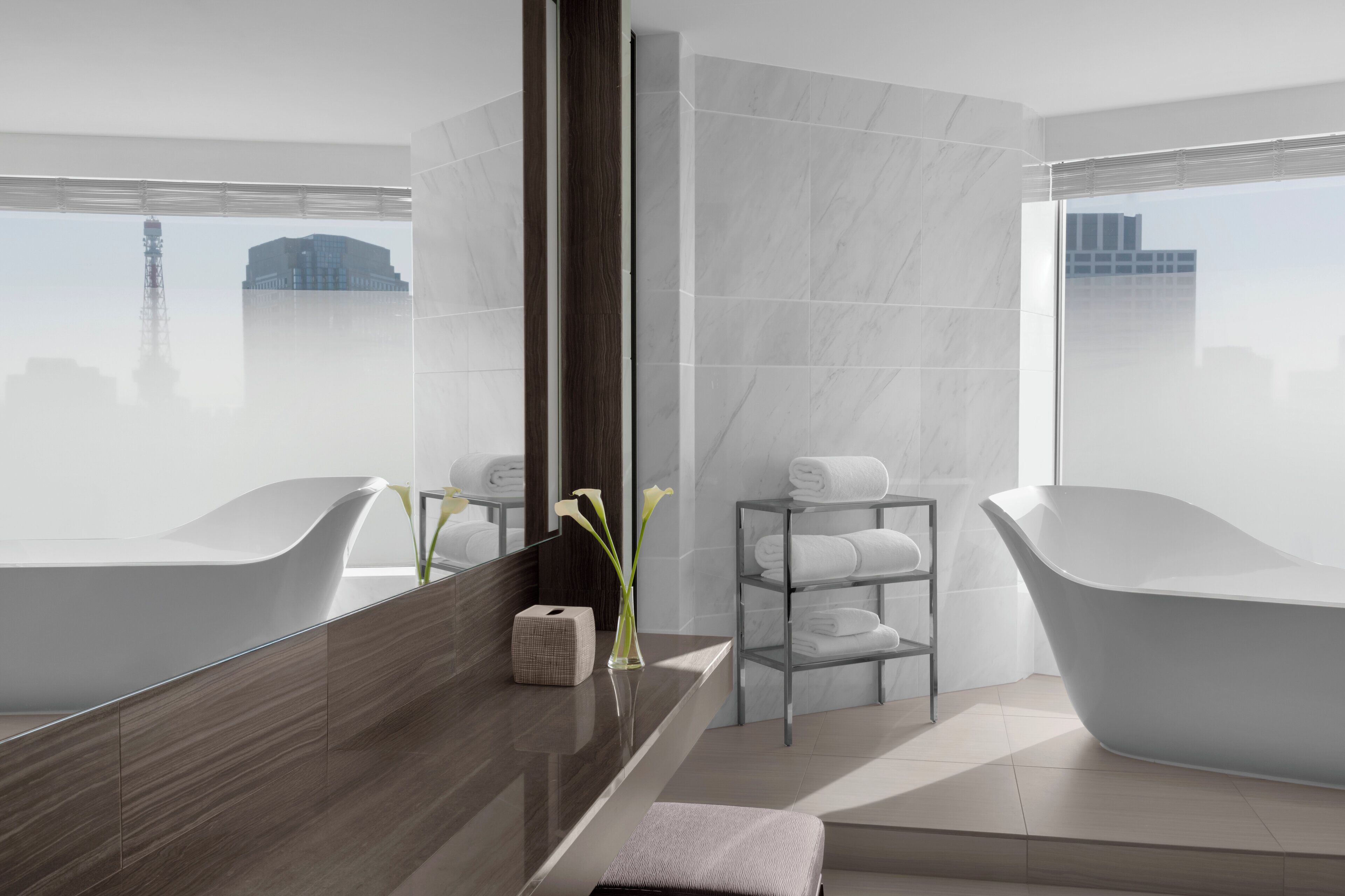 Suite, várias camas, acesso ao Club Lounge (Miyabi) | Casa de banho | Artigos de higiene ecológicos, um secador de cabelo, roupões, chinelos 