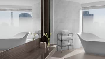 Suite, várias camas, acesso ao Club Lounge (Miyabi) | Casa de banho | Artigos de higiene ecológicos, um secador de cabelo, roupões, chinelos