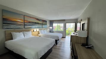 Quarto Deluxe, 2 camas queen-size, não fumadores | Secretária, cortinas/cortinados opacos, Wi-fi grátis