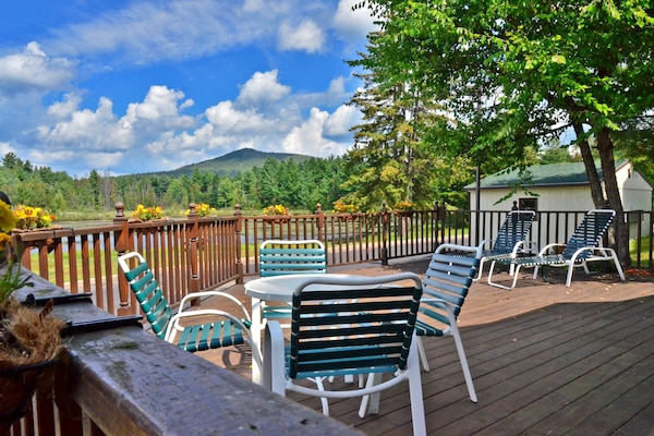 Terraço com espreguiçadeiras