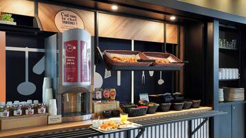 Pequeno-almoço tipo buffet diário mediante uma taxa