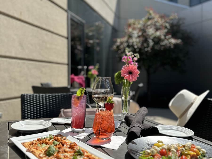 Pequenos-almoços, almoços, jantares servidos, cozinha americana