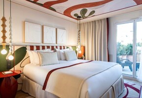 Roupas de cama premium, frigobar, cofres nos quartos