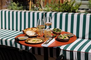 Servem pequenos-almoços, almoços, jantares e brunches (fins de semana)
