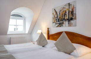 Quarto casal superior | Roupas de cama antialérgicas, frigobar, cofres nos quartos