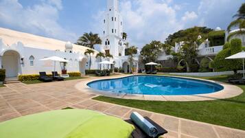 2 piscinas exteriores, guarda-sóis, espreguiçadeiras