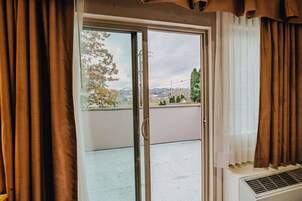 Suíte, 2 camas Queen, para não fumantes, sacada | Roupas de cama premium, escrivaninha, espaço de trabalho para notebook