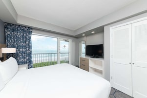 Quarto, 1 cama king-size, junto ao mar | 1 quarto, roupa de alta qualidade, edredões de penas, cofre no quarto