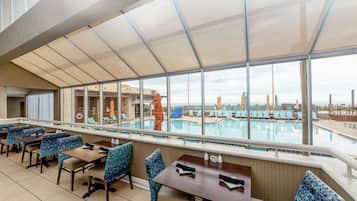 Serviço de café da manhã, culinária americana, vistas para a piscina