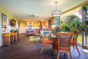 Quarto, 2 quartos, 2 casas de banho, vista para o jardim (Unit L100) | Sala de estar | Televisor LCD de 32 polegadas com canais por cabo, leitor de DVD 