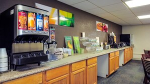 Estação de bebidas com serviço próprio, com diversas opções, máquina de café e micro-ondas.