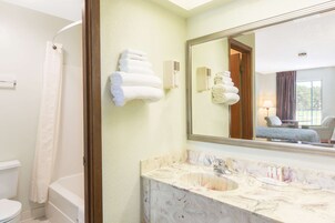 Uma combinação polibã/banheira, toalhas fornecidas 