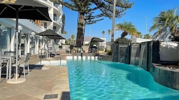 2 piscinas exteriores, guarda-sóis, espreguiçadeiras