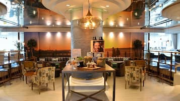 2 restaurantes: opção de café da manhã, almoço e jantar