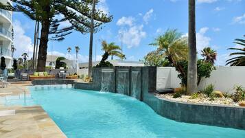 2 piscinas externas, guarda-sóis, espreguiçadeiras