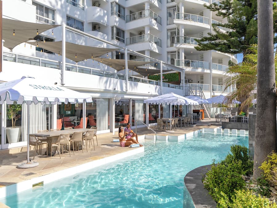 2 piscinas exteriores, guarda-sóis, espreguiçadeiras