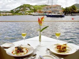 Pequeno-almoço preparado no momento diário mediante uma taxa 