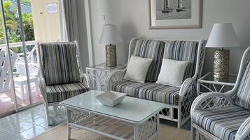 Suite Clássica | Sala de estar | Televisor