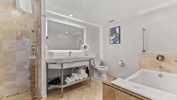 Suíte, 1 quarto, cozinha (Dining) | Banheiro | Produtos de toalete grátis, secador de cabelo, toalhas de banho