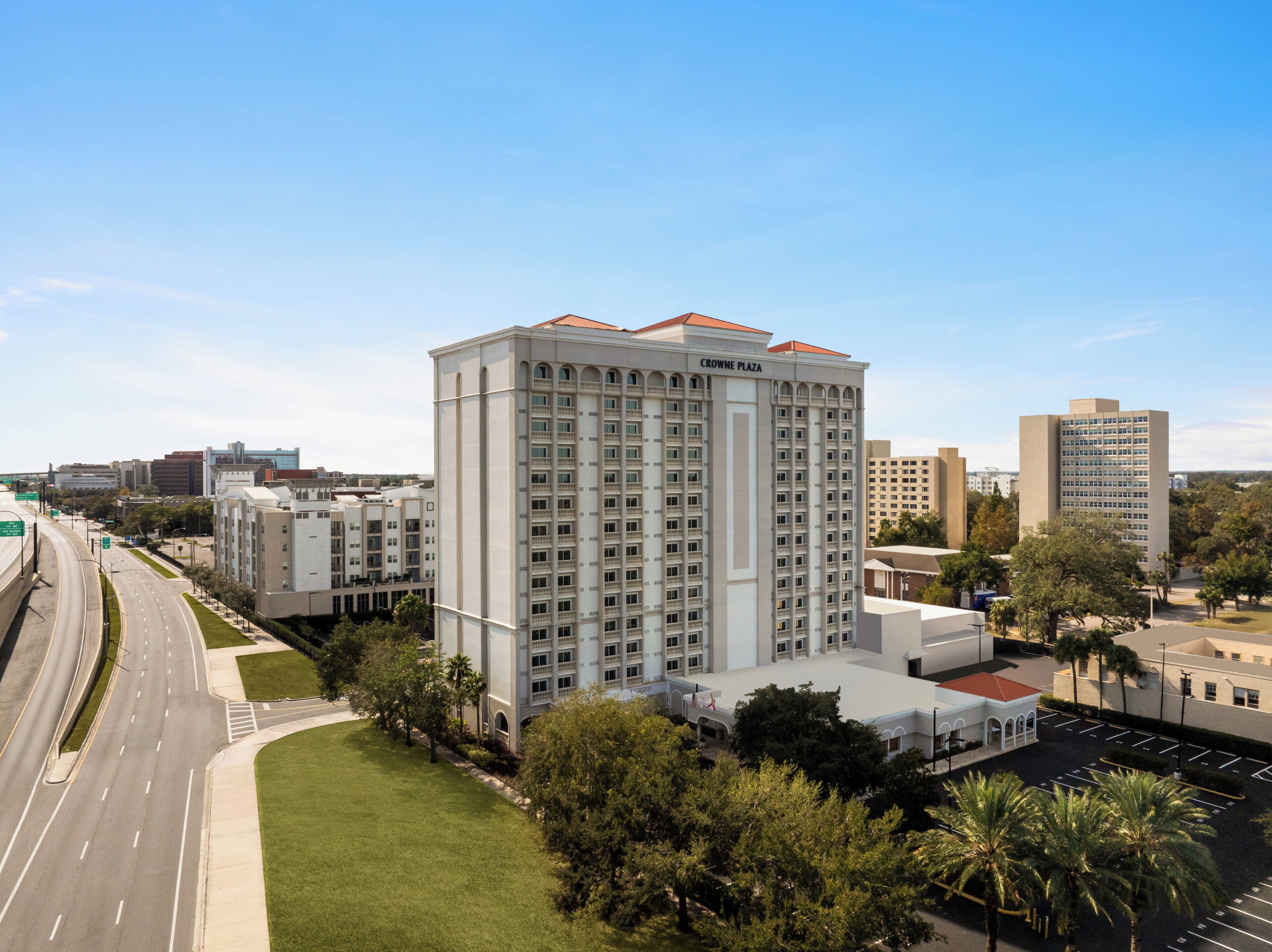 Um hotel de grande porte com design arquitetônico clássico, com várias varandas e um pátio central.