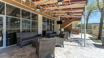Piscina externa, espreguiçadeiras